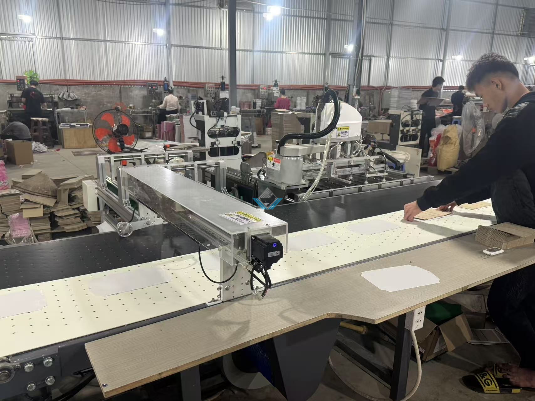 TAY ROBOT ĐẶT HỘP BÌA CỨNG TỰ ĐỘNG
